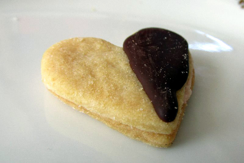 Linecké cukroví s krémem a čokoládovou polevou - www.krasnevanoce.cz