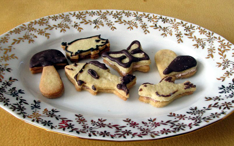 Linecké cukroví s krémem a čokoládovou polevou - www.krasnevanoce.cz